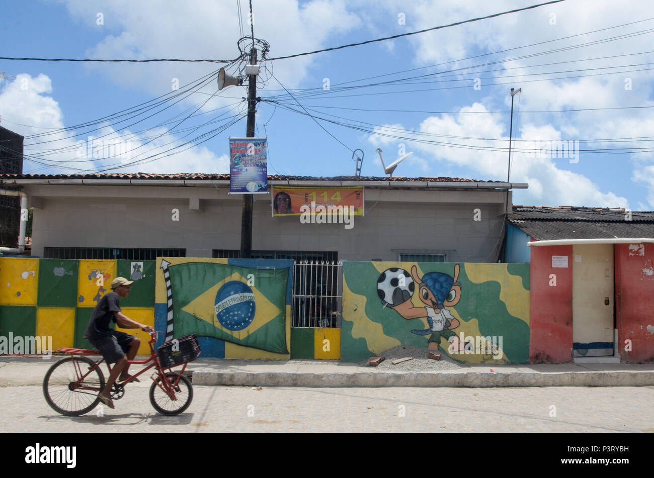 RECIFE, PE - 10.10.2015: FAVELA DO COQUE - Ciclista transitando na ...