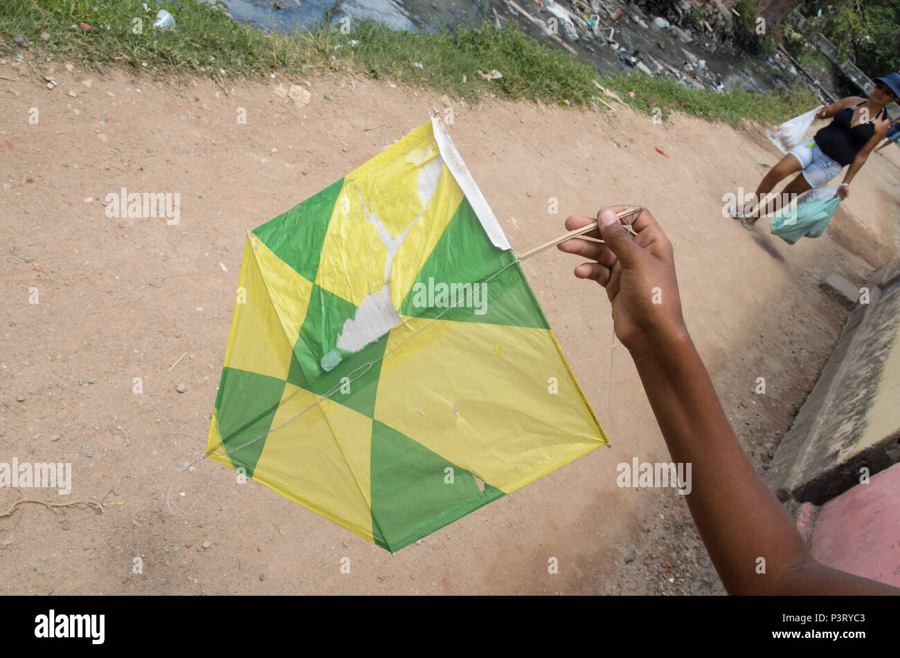 RECIFE, PE - 10.10.2015: BRINQUEDO DE CRIANÇA - Criança da favela do ...