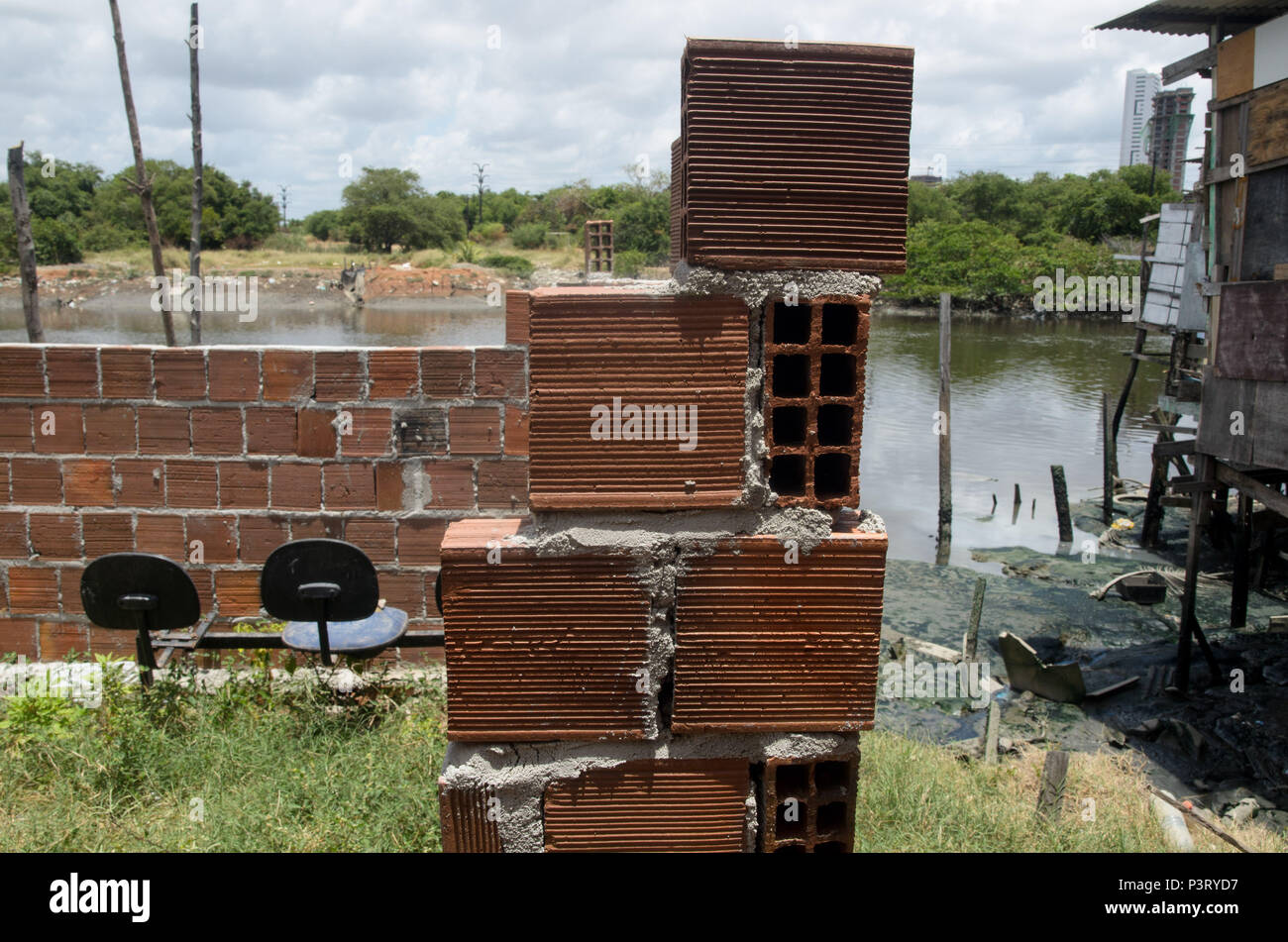 RECIFE, PE - 10.10.2015: FAVELA DO COQUE - Construções de tijolos são ...