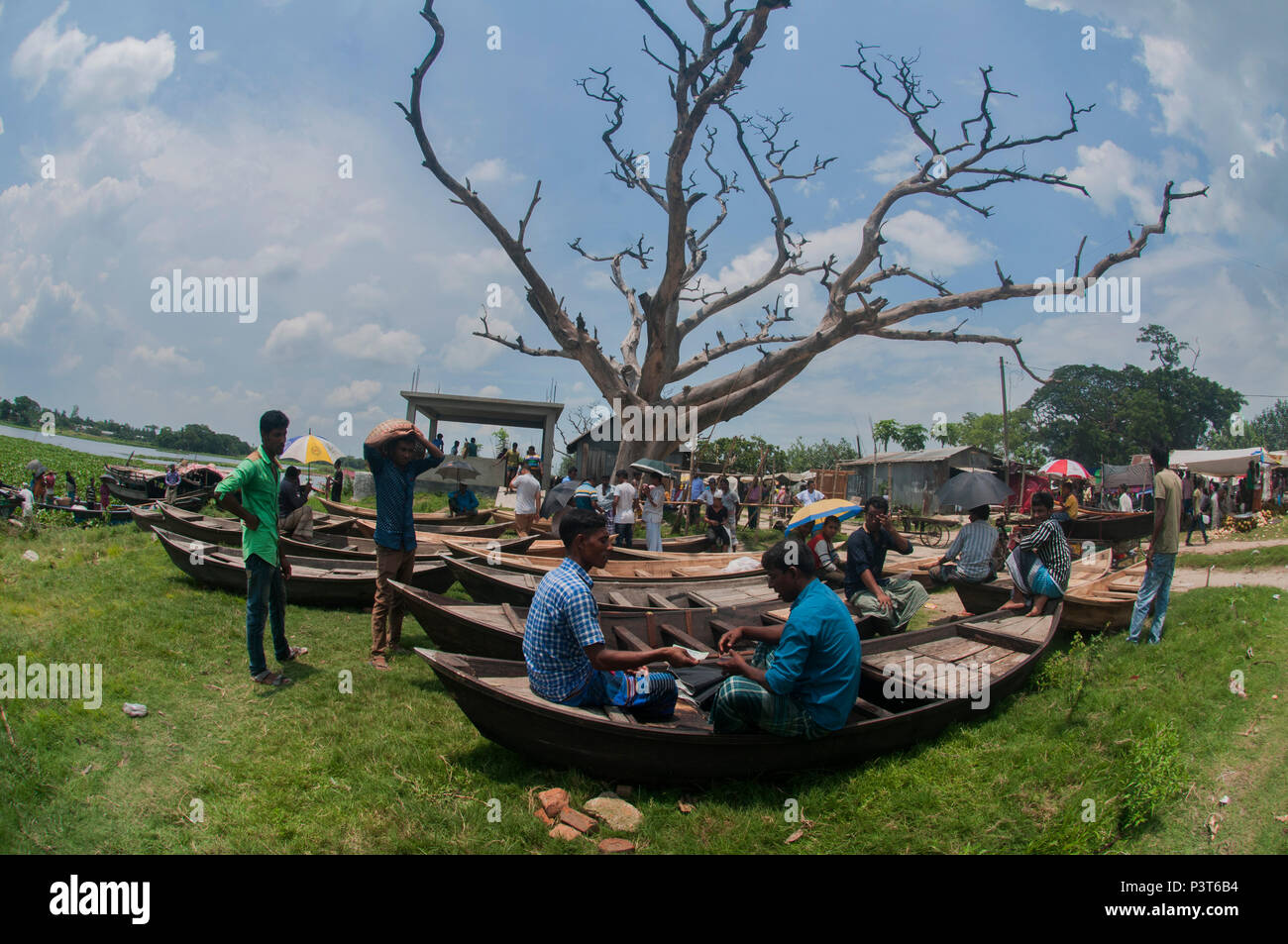 Bangladeshi traditional fishing net hi-res stock photography and images ...