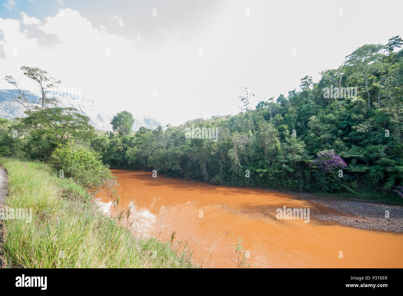 MARIANA, MG - 16.02.2016: LAGO DA BARRAGEM DE MARIANA - Rios que passam ...