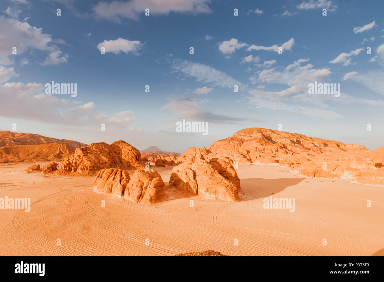 Sandy desert hi-res stock photography and images - Alamy