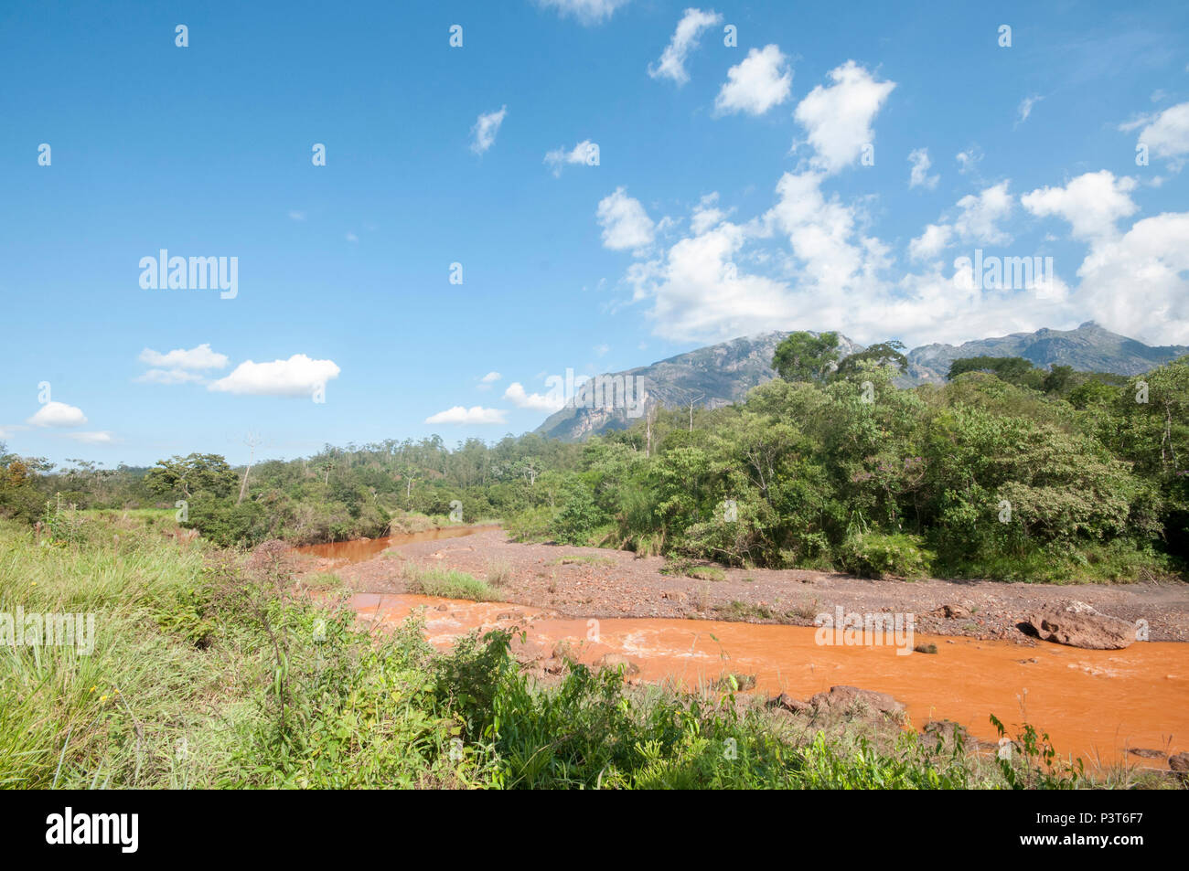 MARIANA, MG - 16.02.2016: LAGO DA BARRAGEM DE MARIANA - Rios que passam ...