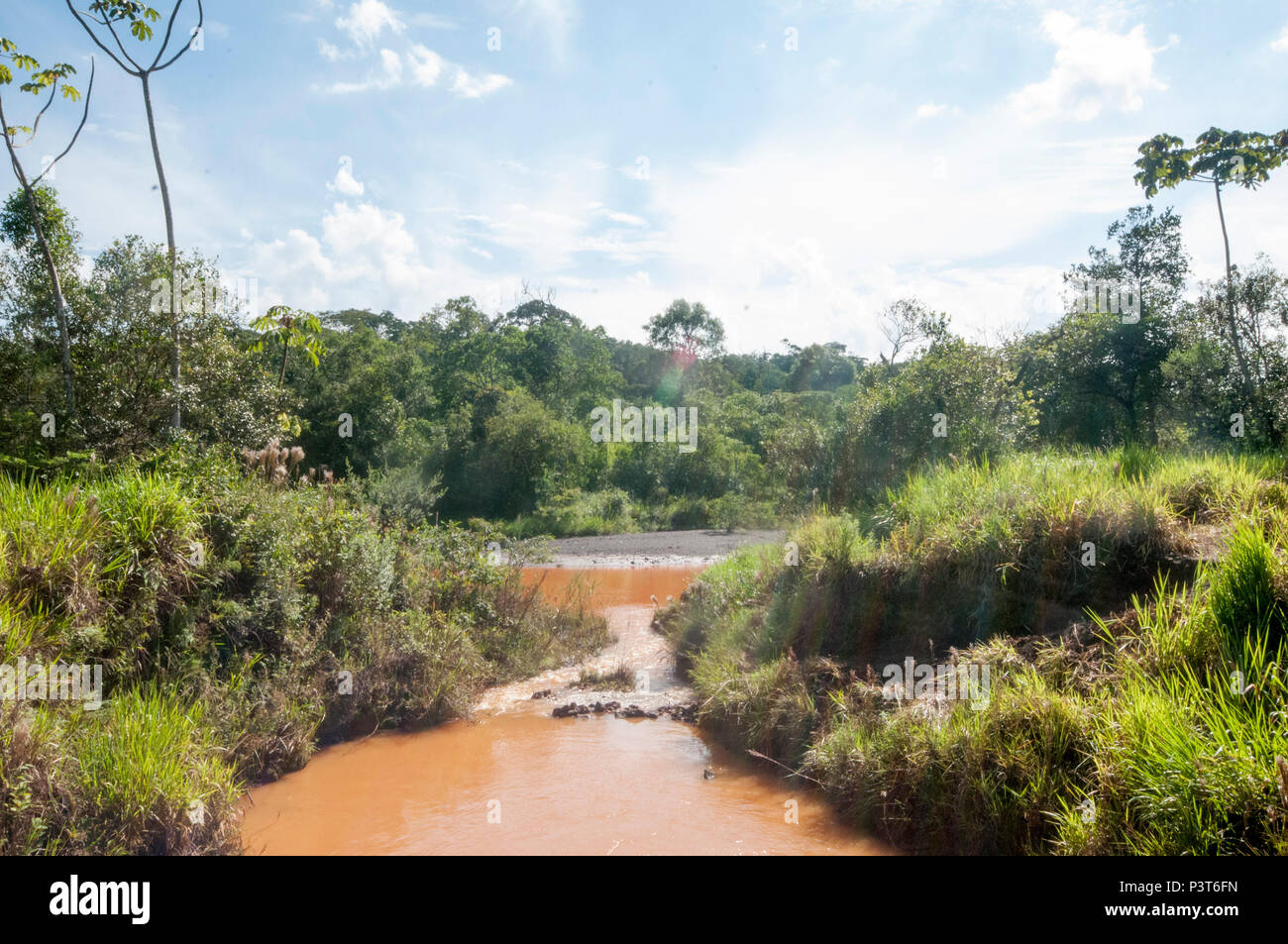 MARIANA, MG - 16.02.2016: LAGO DA BARRAGEM DE MARIANA - Rios que passam ...