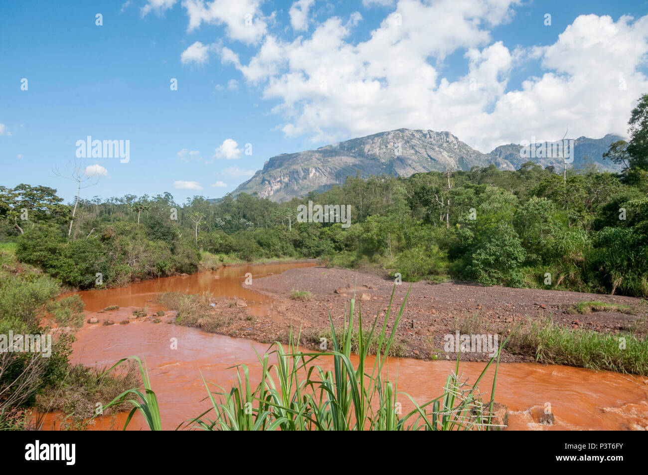 MARIANA, MG - 16.02.2016: LAGO DA BARRAGEM DE MARIANA - Rios que passam ...