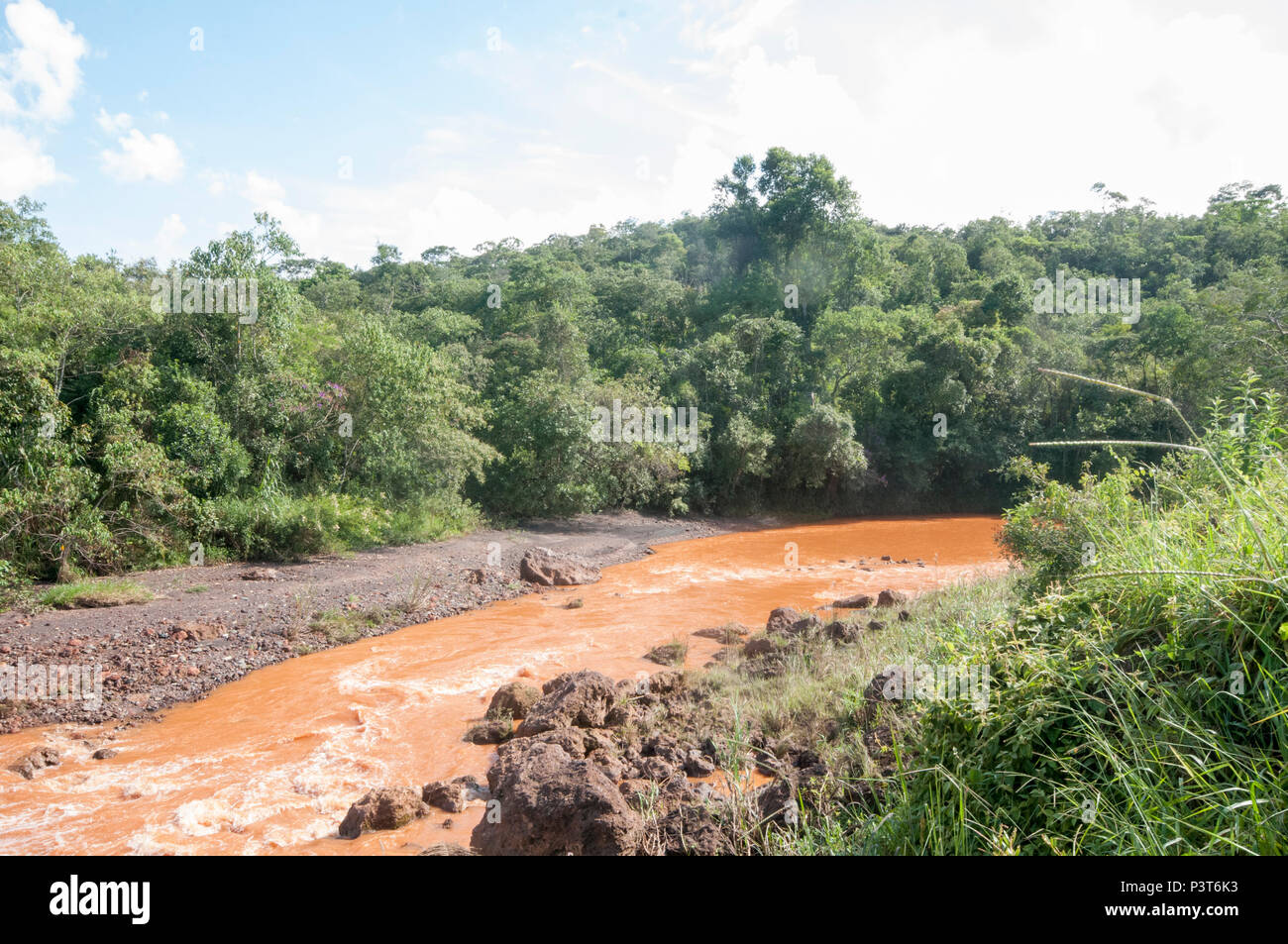 MARIANA, MG - 16.02.2016: LAGO DA BARRAGEM DE MARIANA - Rios que passam ...