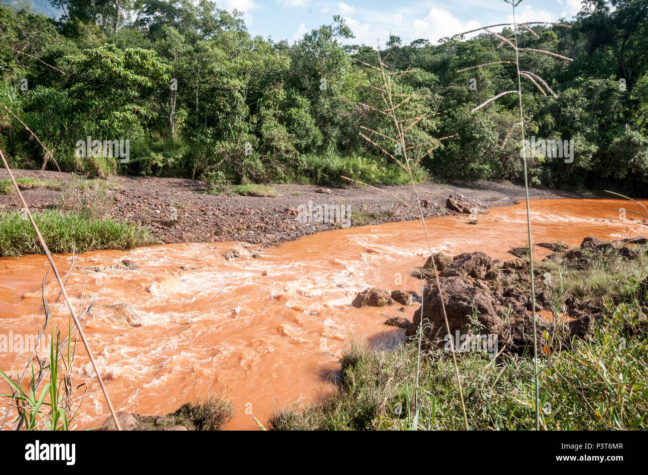 MARIANA, MG - 16.02.2016: LAGO DA BARRAGEM DE MARIANA - Rios que passam ...