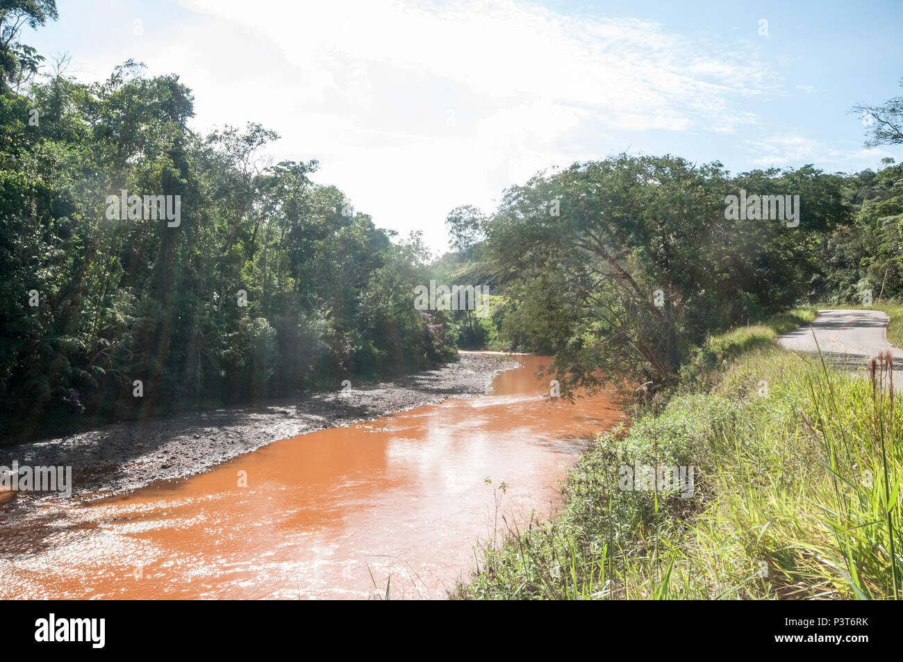 MARIANA, MG - 16.02.2016: LAGO DA BARRAGEM DE MARIANA - Rios que passam ...