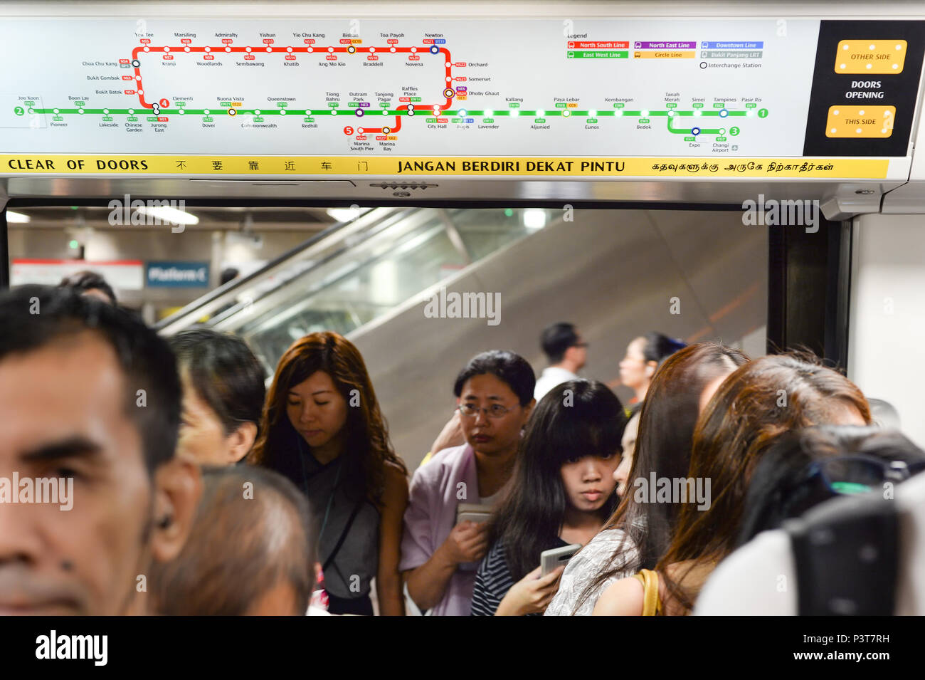 Passengers boarding subway train hi-res stock photography and images ...