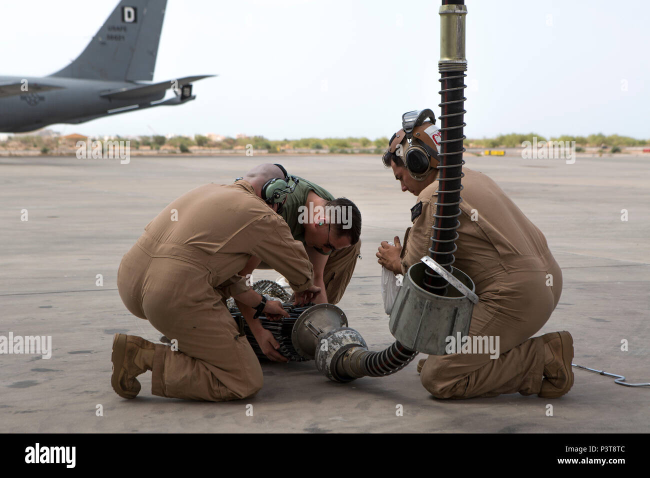 Aerial refuleing hi-res stock photography and images - Alamy