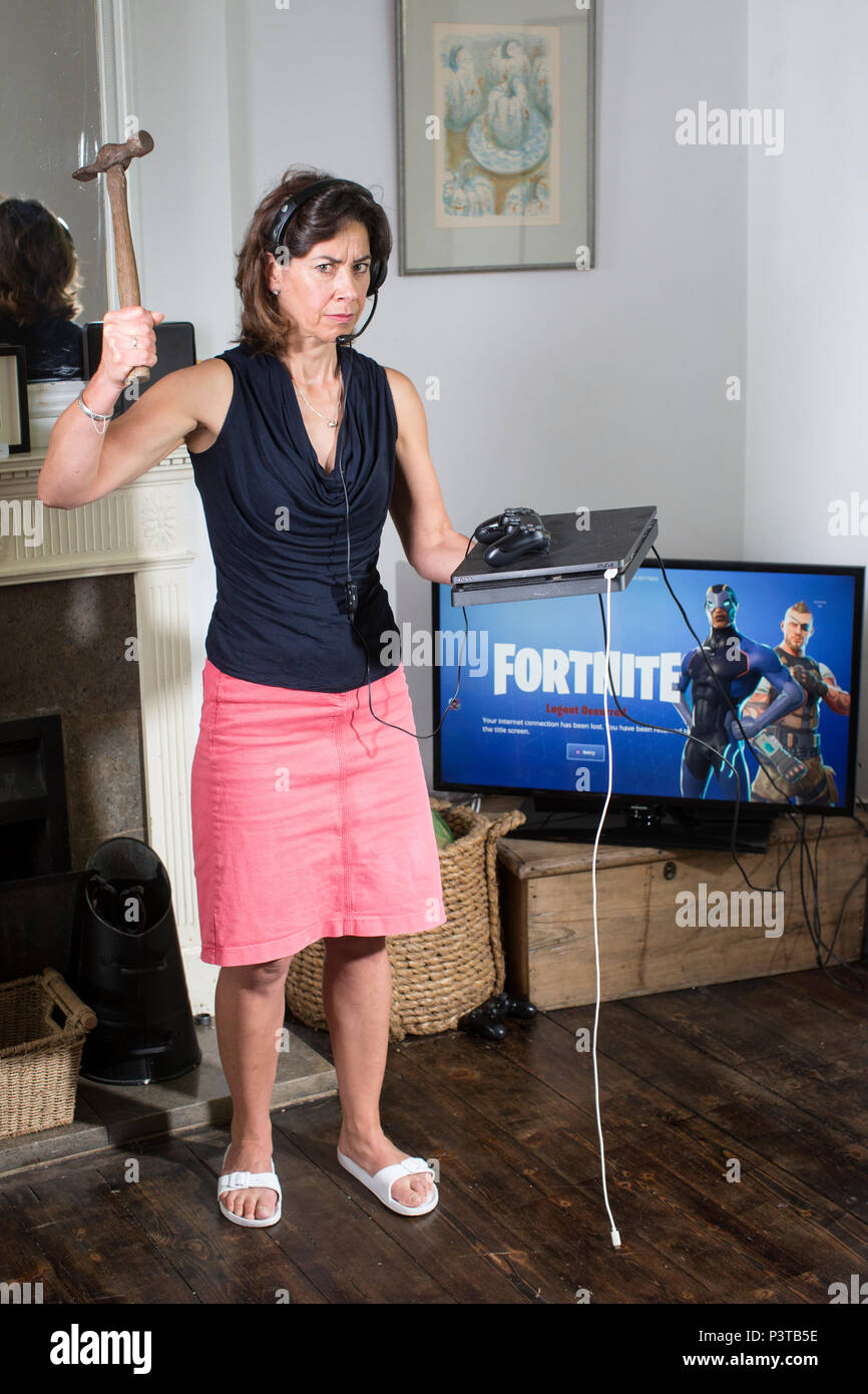 Xbox gaming hi-res stock photography and images - Alamy