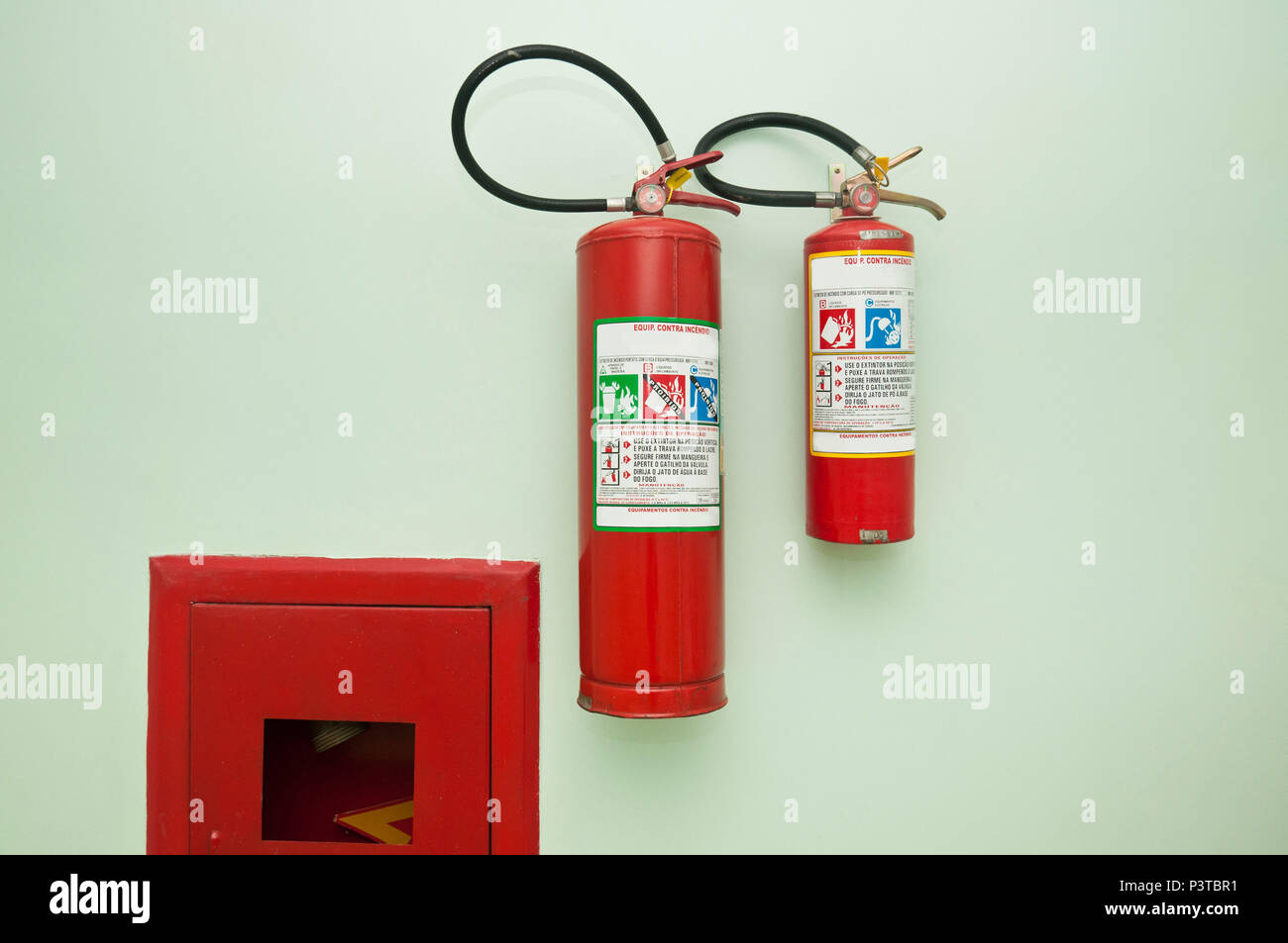 SÃO PAULO, SP - 24.11.2015: EXTINTOR DE INCÊNDIO - À esquerda, extintor ...