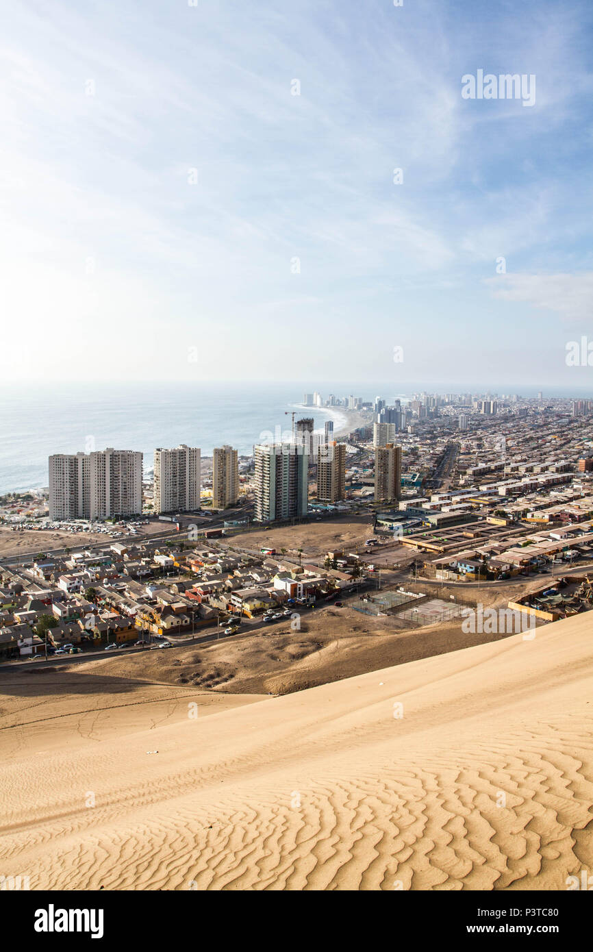 IQUIQUE, CHILE - 19.11.2015: DESERTO DO ATACAMA - Cidade de Iquique ...