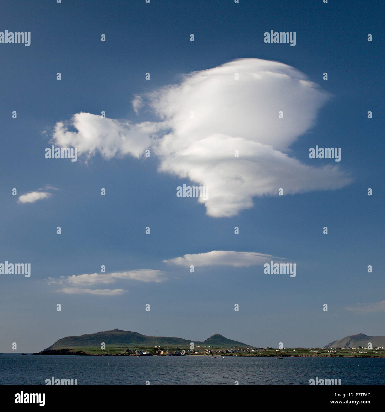 Lenticular cloud over mountains hi-res stock photography and images - Alamy