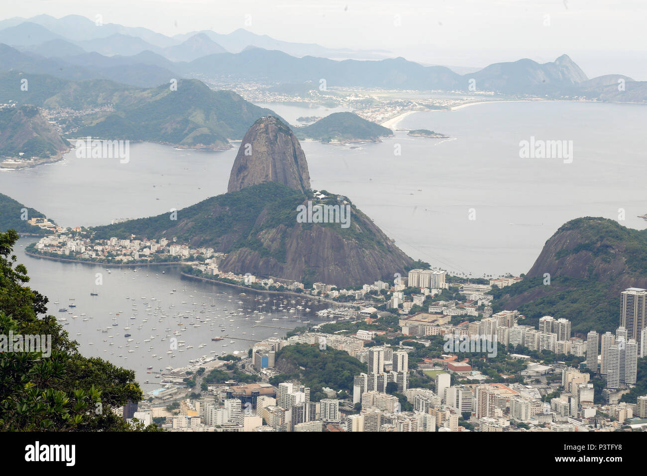 RIO DE JANEIRO, RJ - 12.01.2016: BAÍA DE GUANABARA E PÃO DE AÇÚCAR ...