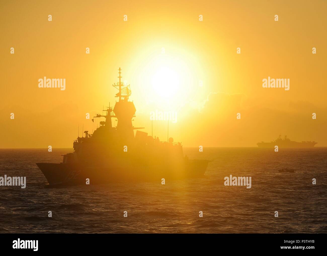 Anzac class frigate hmas warramunga ffh 152 hi-res stock photography ...