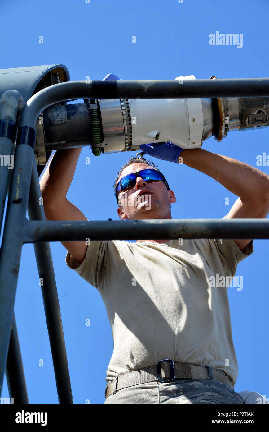 Drogue refueling basket hi-res stock photography and images - Alamy