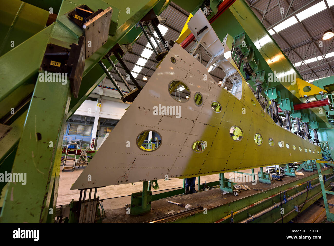 BOTUCATU, SP - 19.11.2015: LINHA DE MONTAGEM DE AERONAVE - Linha de ...