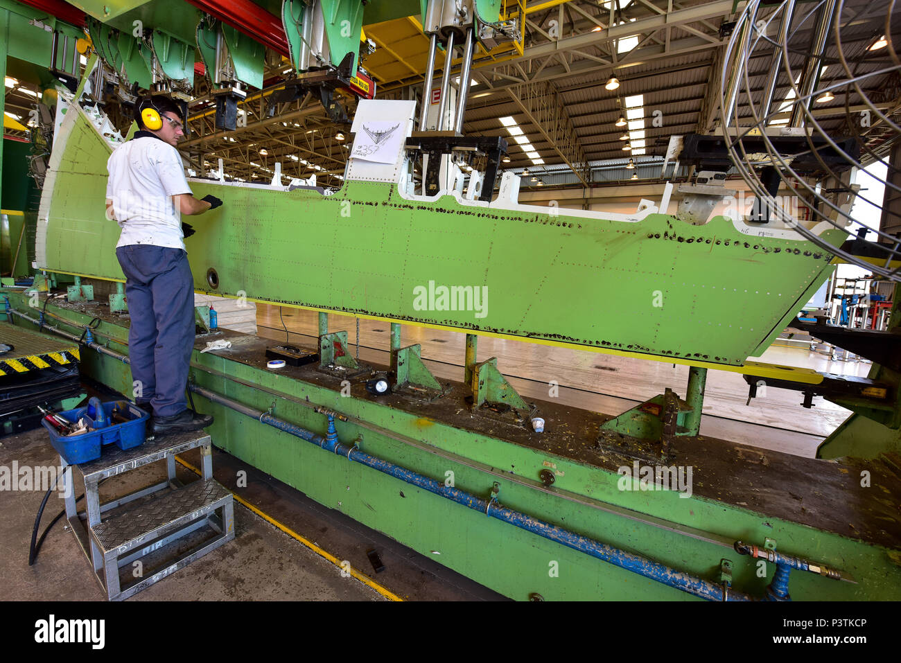 BOTUCATU, SP - 19.11.2015: LINHA DE MONTAGEM DE AERONAVE - Linha de ...