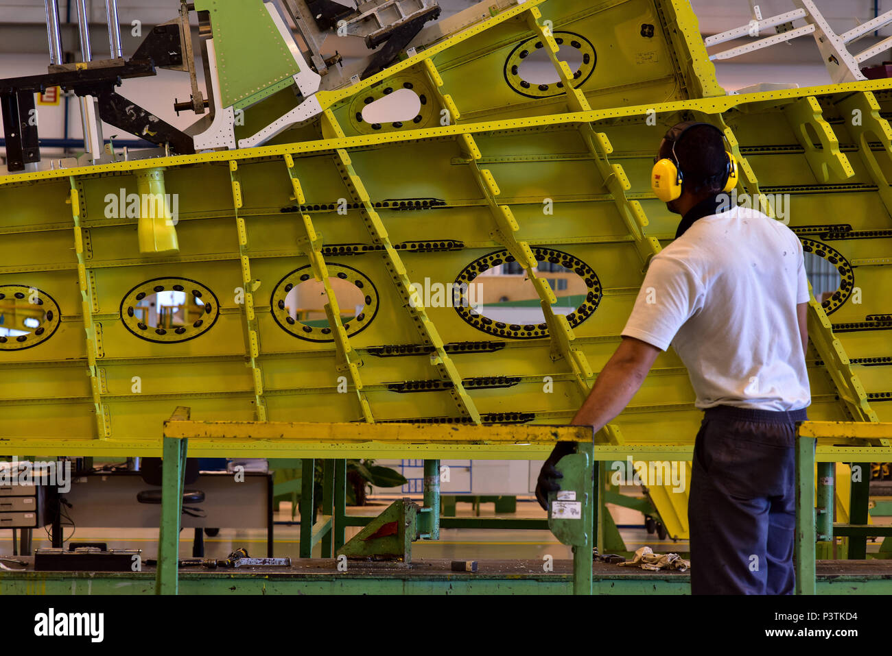 BOTUCATU, SP - 19.11.2015: LINHA DE MONTAGEM DE AERONAVE - Linha de ...