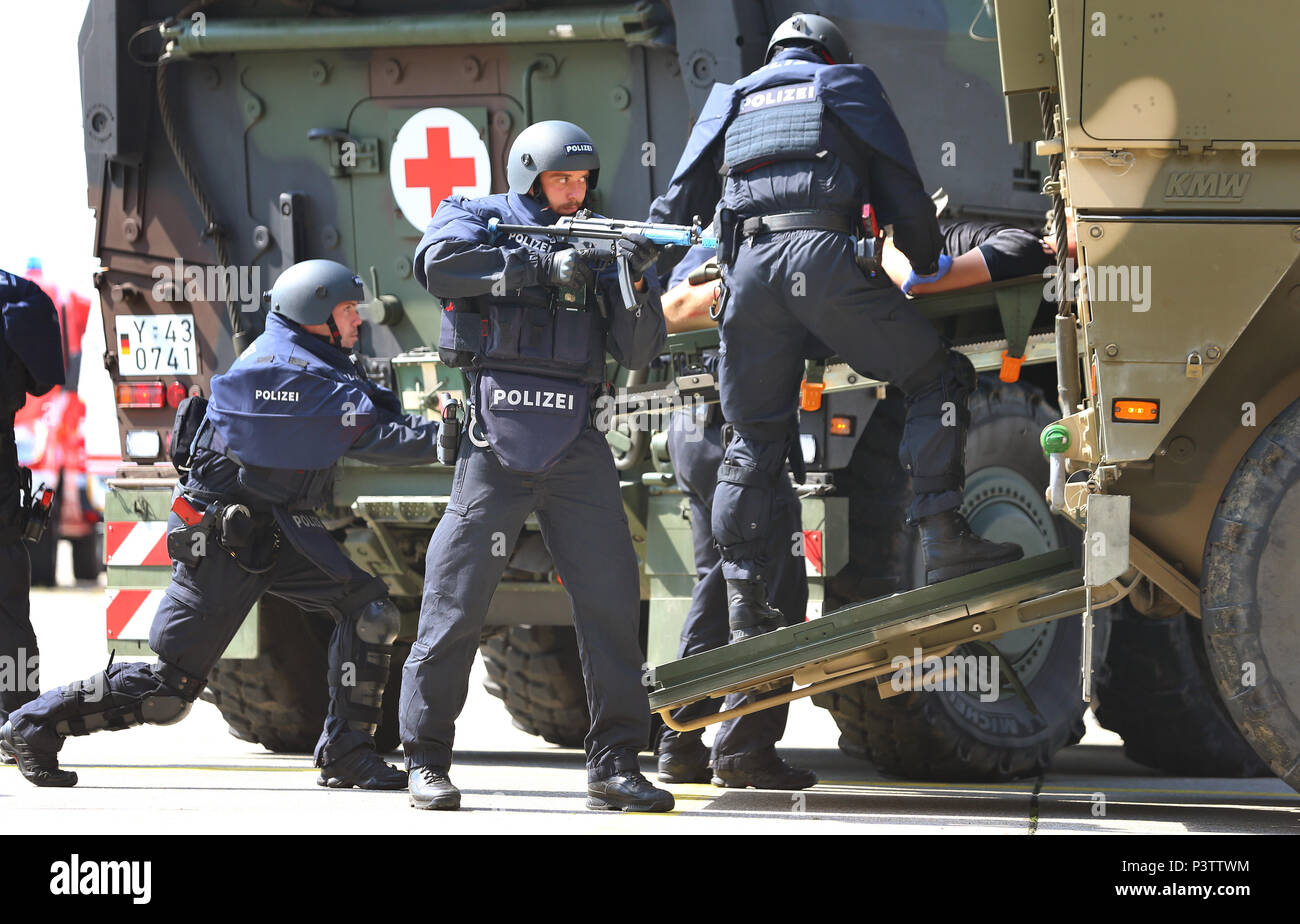 Penzing, Germany. 19th June, 2018. In a simulated scenario, special ...