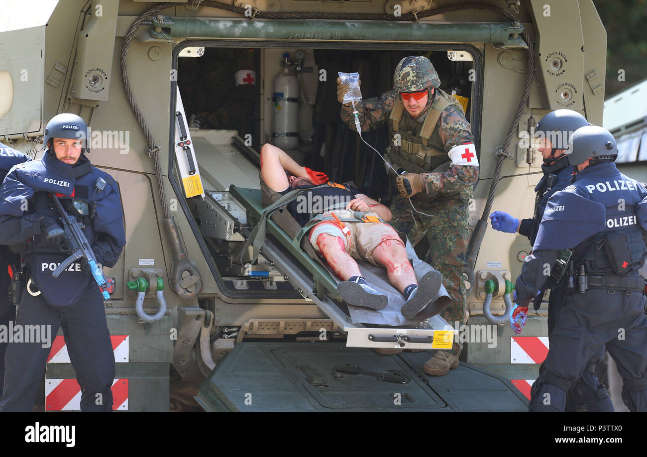 Penzing, Germany. 19th June, 2018. In a simulated scenario, special ...