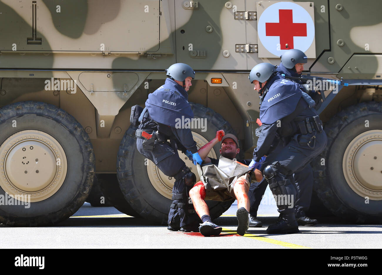 Penzing, Germany. 19th June, 2018. In a simulated scenario, special ...