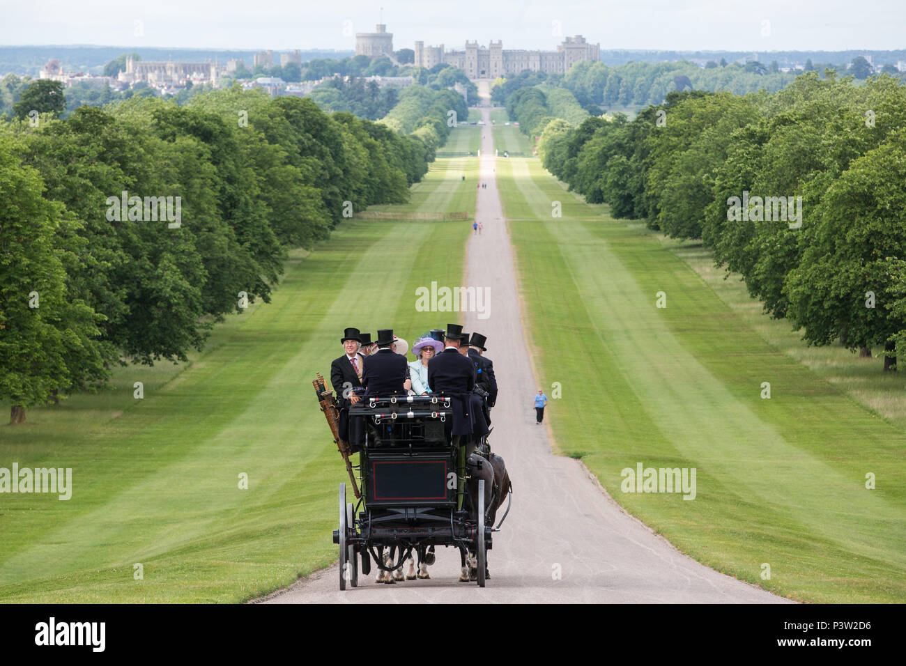 Windsor castle to ascot long walk hi-res stock photography and images ...