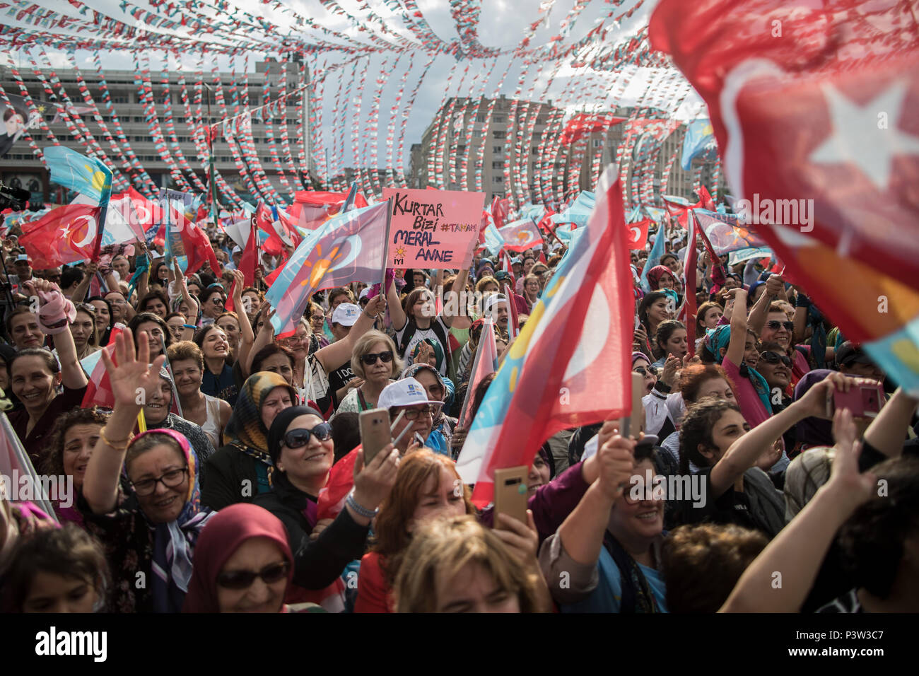 Izmit, Turkey. 19th June, 2018. Supporters of the Turkish opposition ...