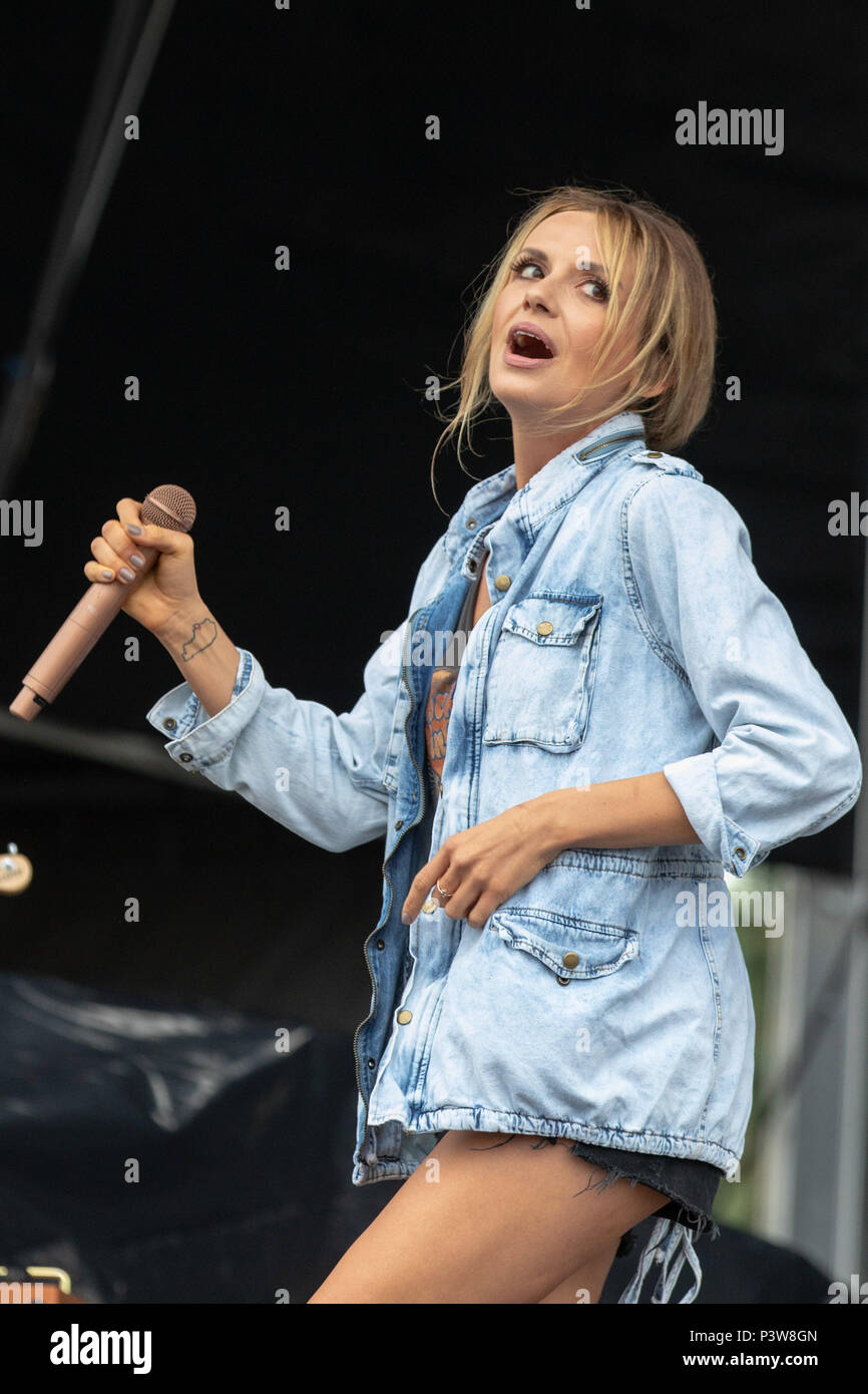 Oshkosh, Wisconsin, USA. 19th June, 2018. Country singer CARLY PEARCE ...
