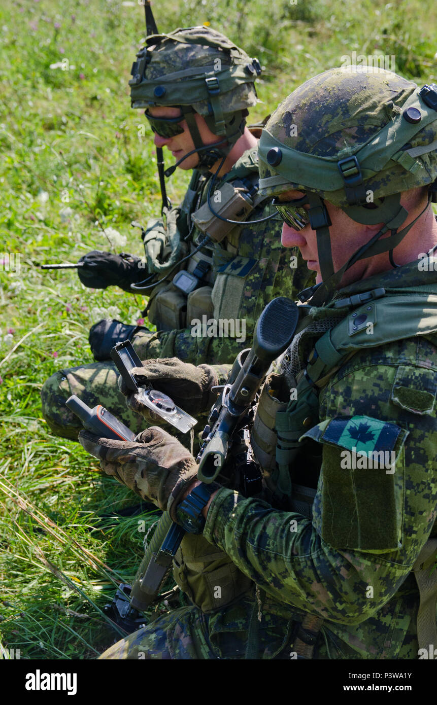 Soldiers with the Canadian Army's 1st Battalion, Royal 22nd Regiment ...