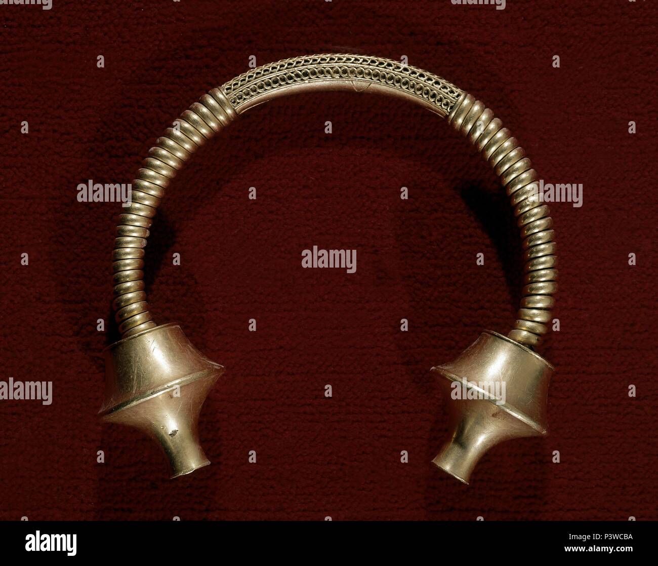 Torques celta de oro hi-res stock photography and images - Alamy