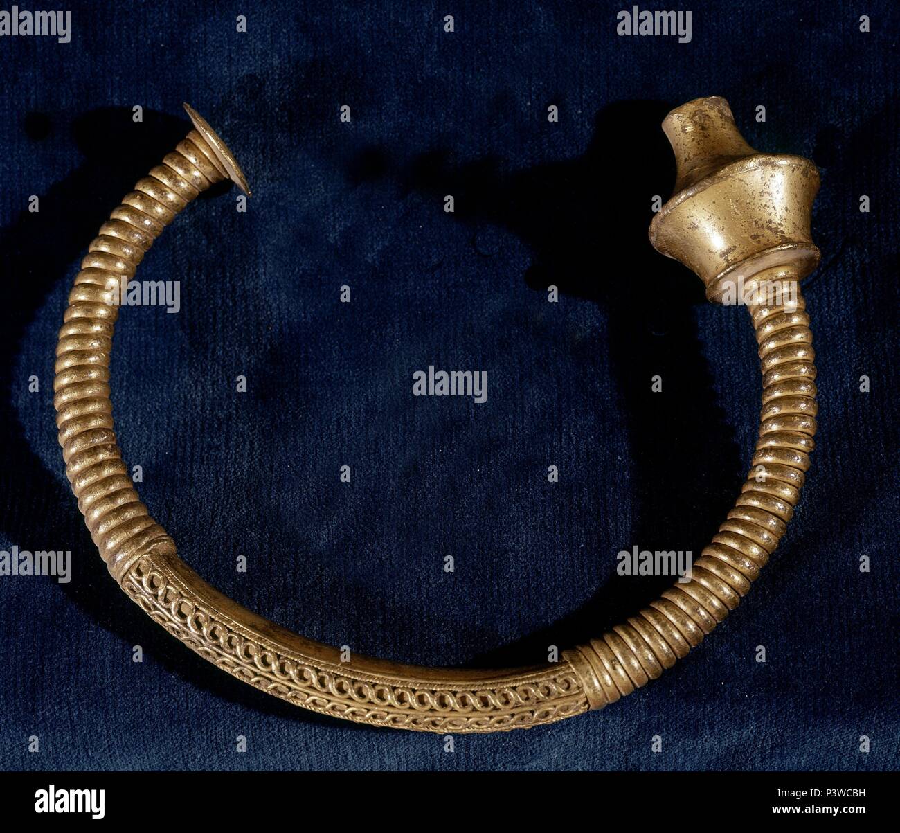 Torques celta de oro hi-res stock photography and images - Alamy
