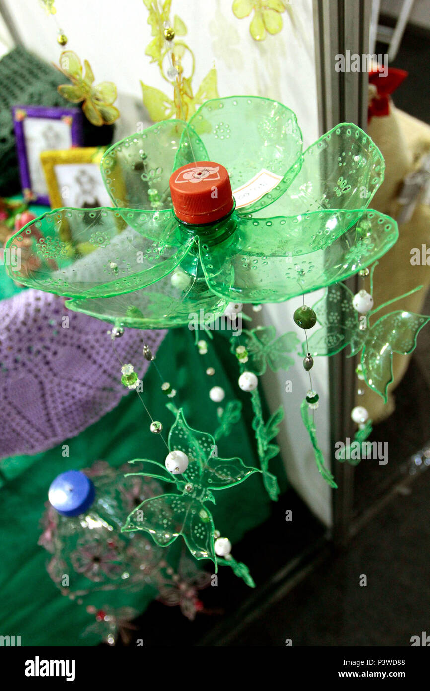 SÃO ROQUE, SP – 03.10.2015: OBJETOS FEITOS DE GARRAFA PET – Foto de ...
