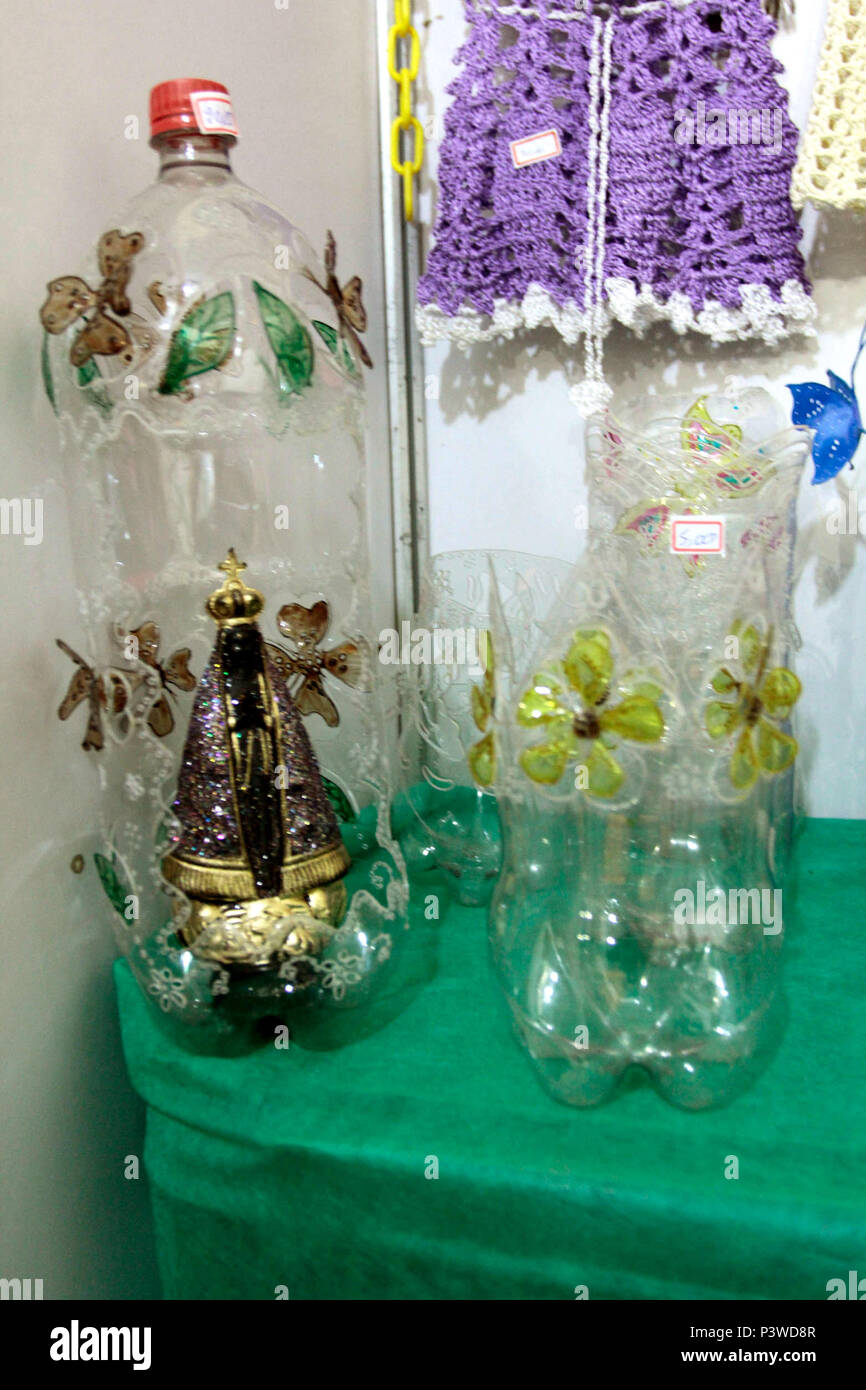 SÃO ROQUE, SP – 03.10.2015: OBJETOS FEITOS DE GARRAFA PET – Foto de ...