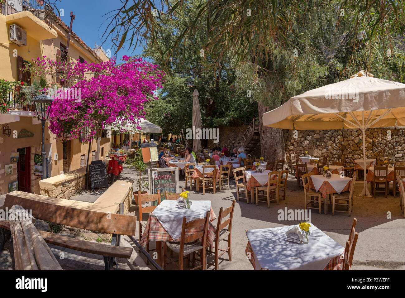 Scattered tables hi-res stock photography and images - Alamy