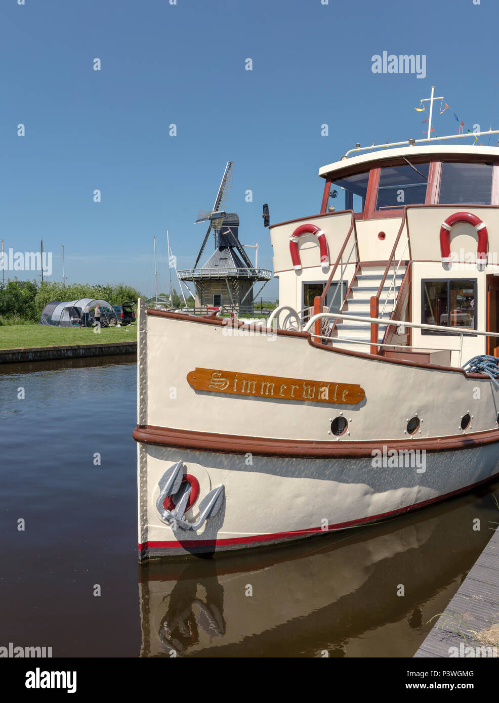 Round trip boat hi-res stock photography and images - Alamy