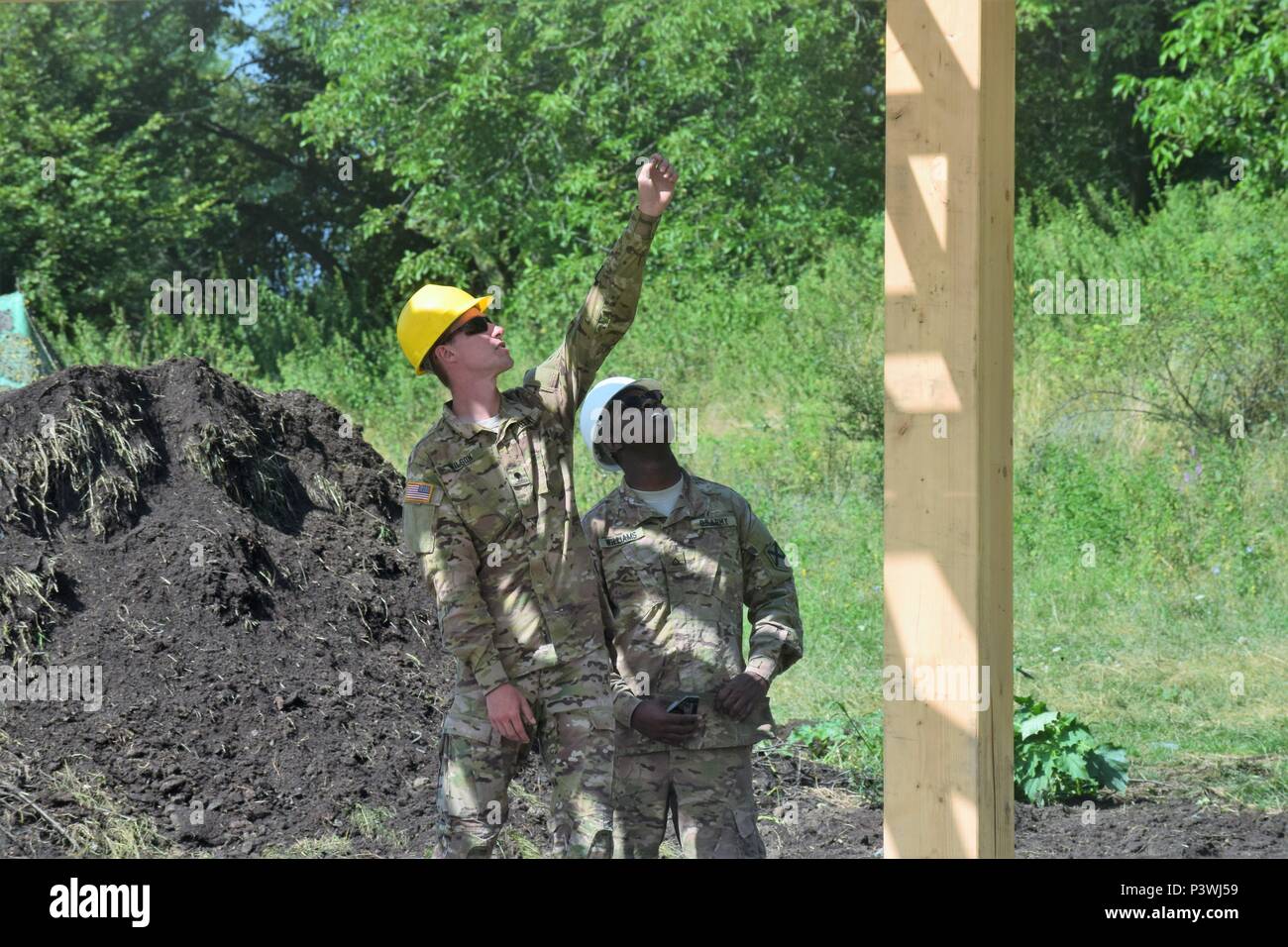 Soldiers from the 877th Engineer Battalion, Alabama Army National Guard ...