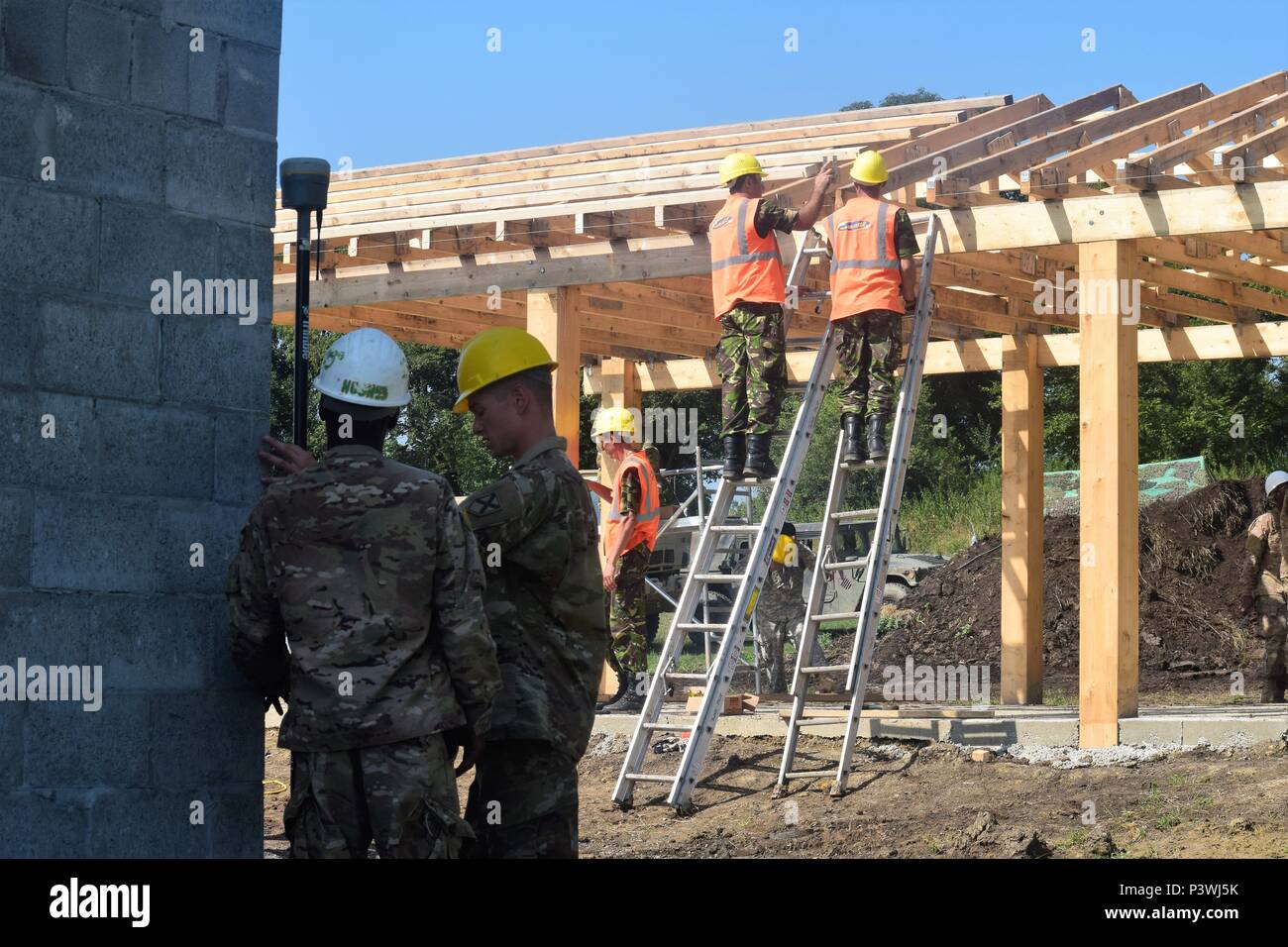 Soldiers from the 877th Engineer Battalion, Alabama Army National Guard ...