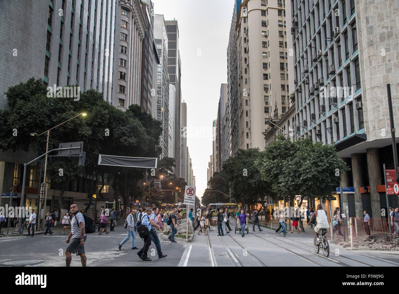 RIO DE JANEIRO, RJ - 25.04.2016: AVENIDA RIO BRANCO - Vista da Avenida ...