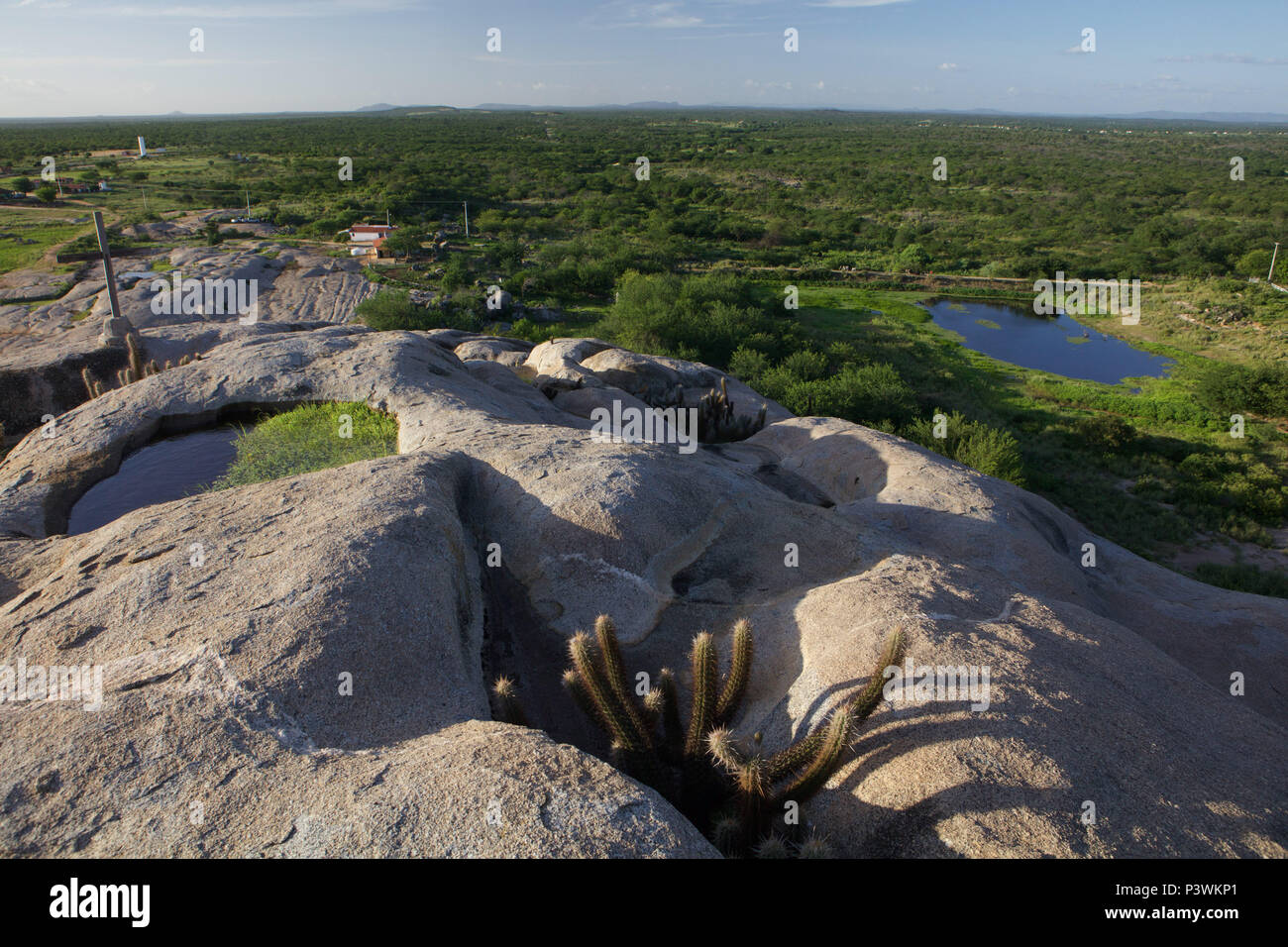 INDEPENDÊNCIA, CE - 21.04.2016: PEDRA LISA - Vista do ponto turístico ...