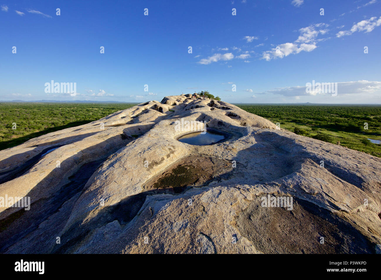 INDEPENDÊNCIA, CE - 21.04.2016: PEDRA LISA - Vista do ponto turístico ...