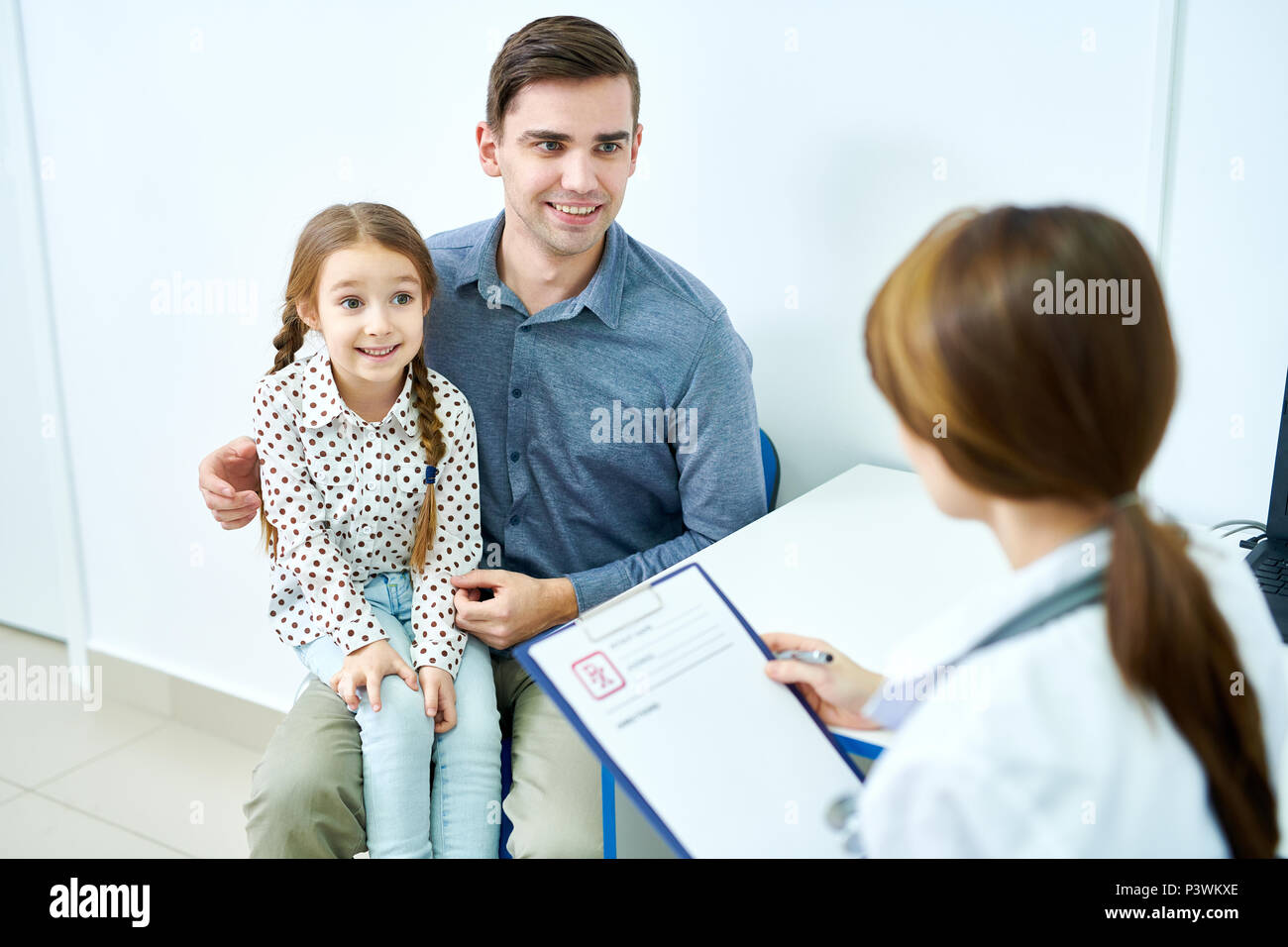 Pediatrician father child hi-res stock photography and images - Alamy