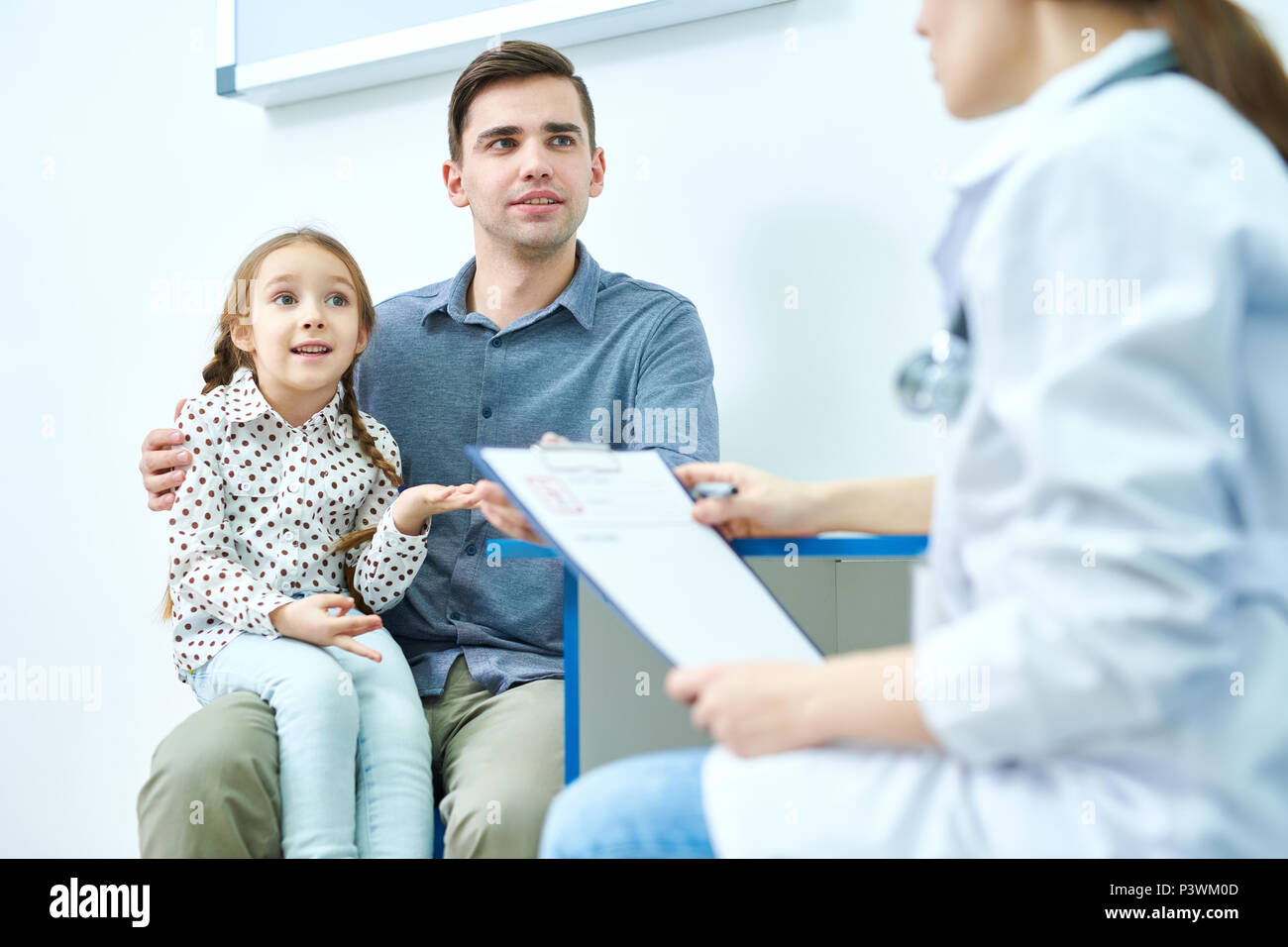Cute girl with dad on visit to the doctor Stock Photo - Alamy