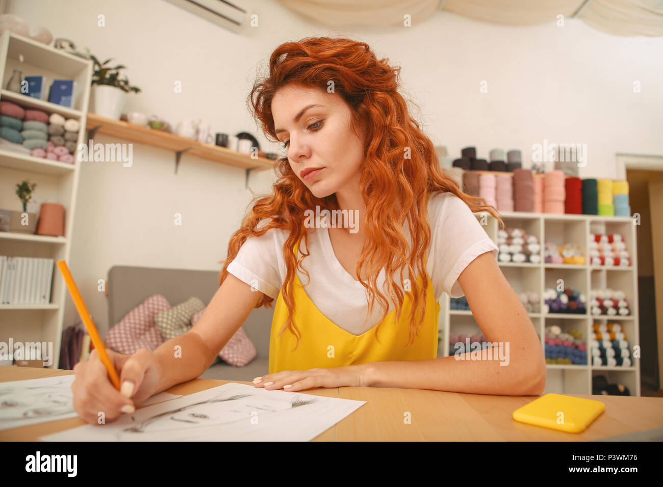 Artist drawing portrayal hi-res stock photography and images - Alamy