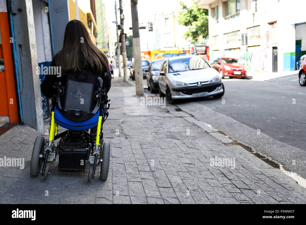 SÃO PAULO, SP - 30.04.2016: CADEIRANTE EM RUA DESNIVELADA – Na foto ...