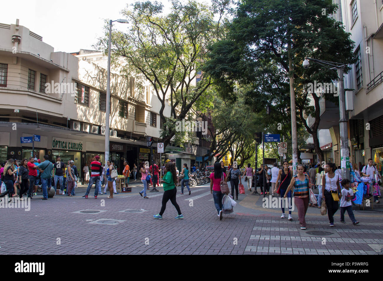 BELO HORIZONTE, MG - 10.05.2016: COMÉRCIO NO CENTRO DE BH ...