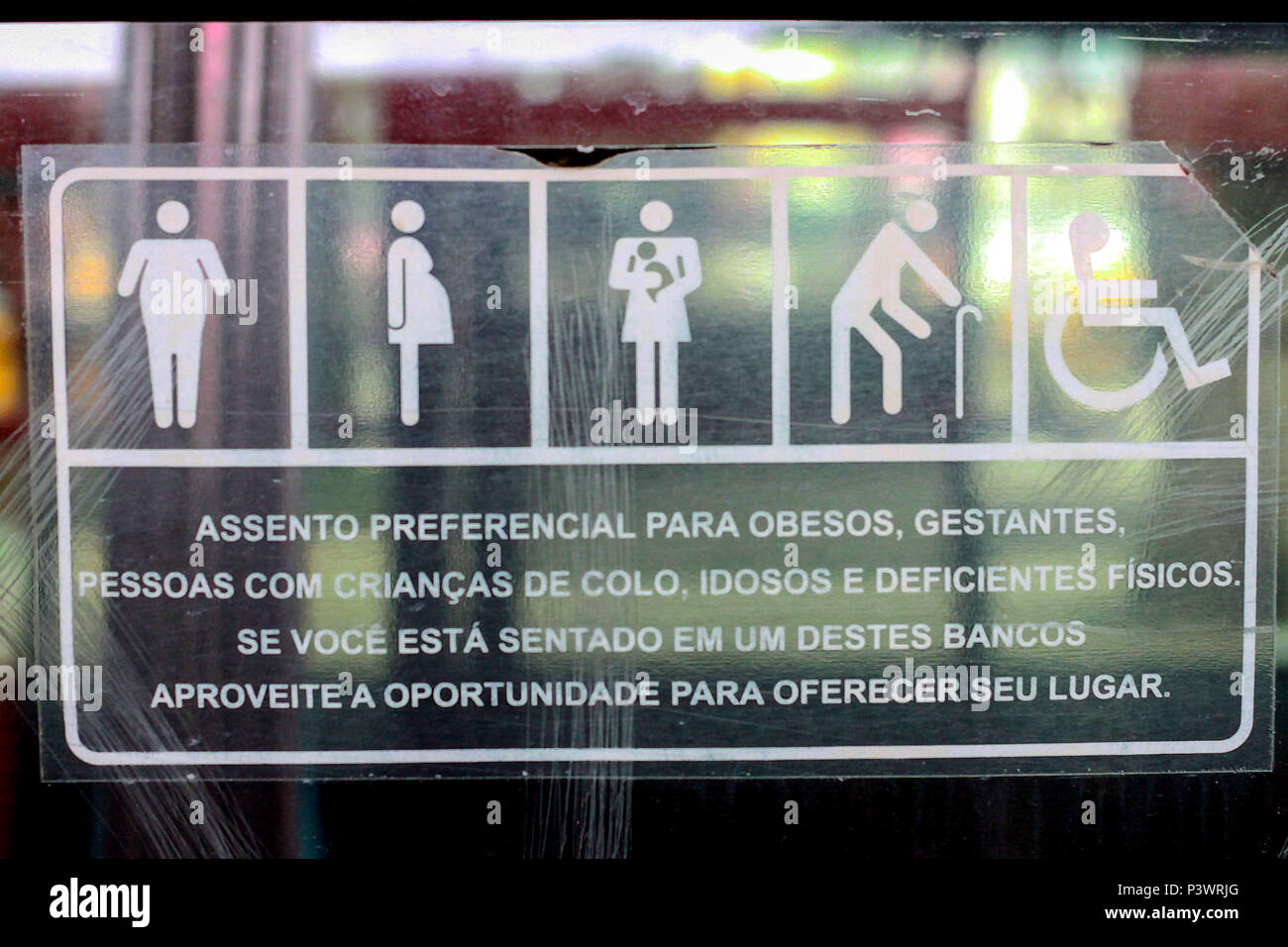 CURITIBA, PR - 12.05.2016: PLACAS DE PRIORIDADE - Vista de placa de ...