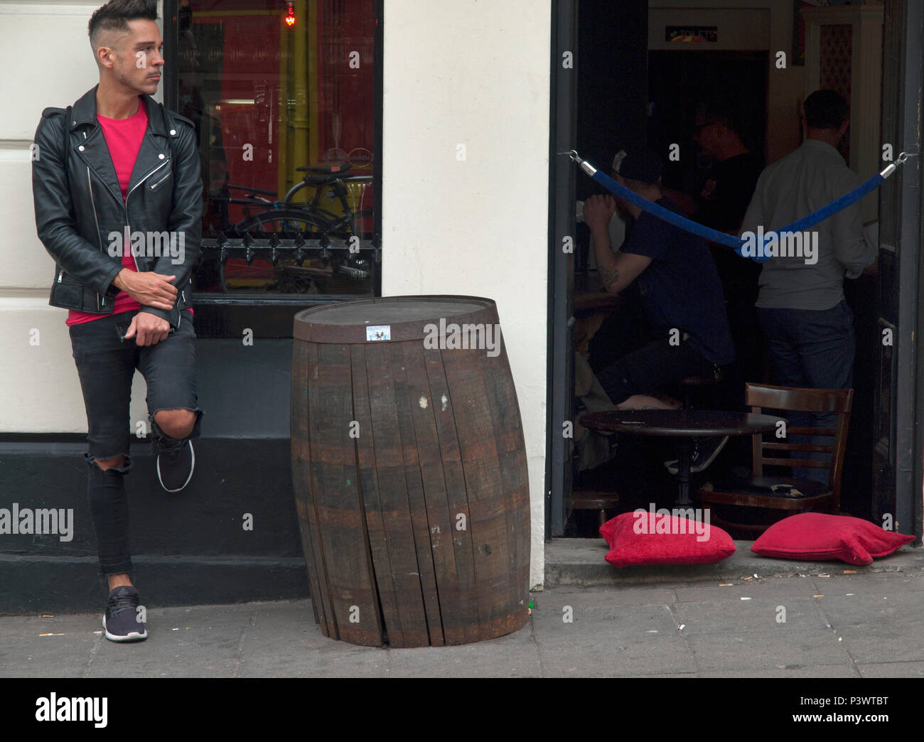 Outside waiting area hi-res stock photography and images - Alamy