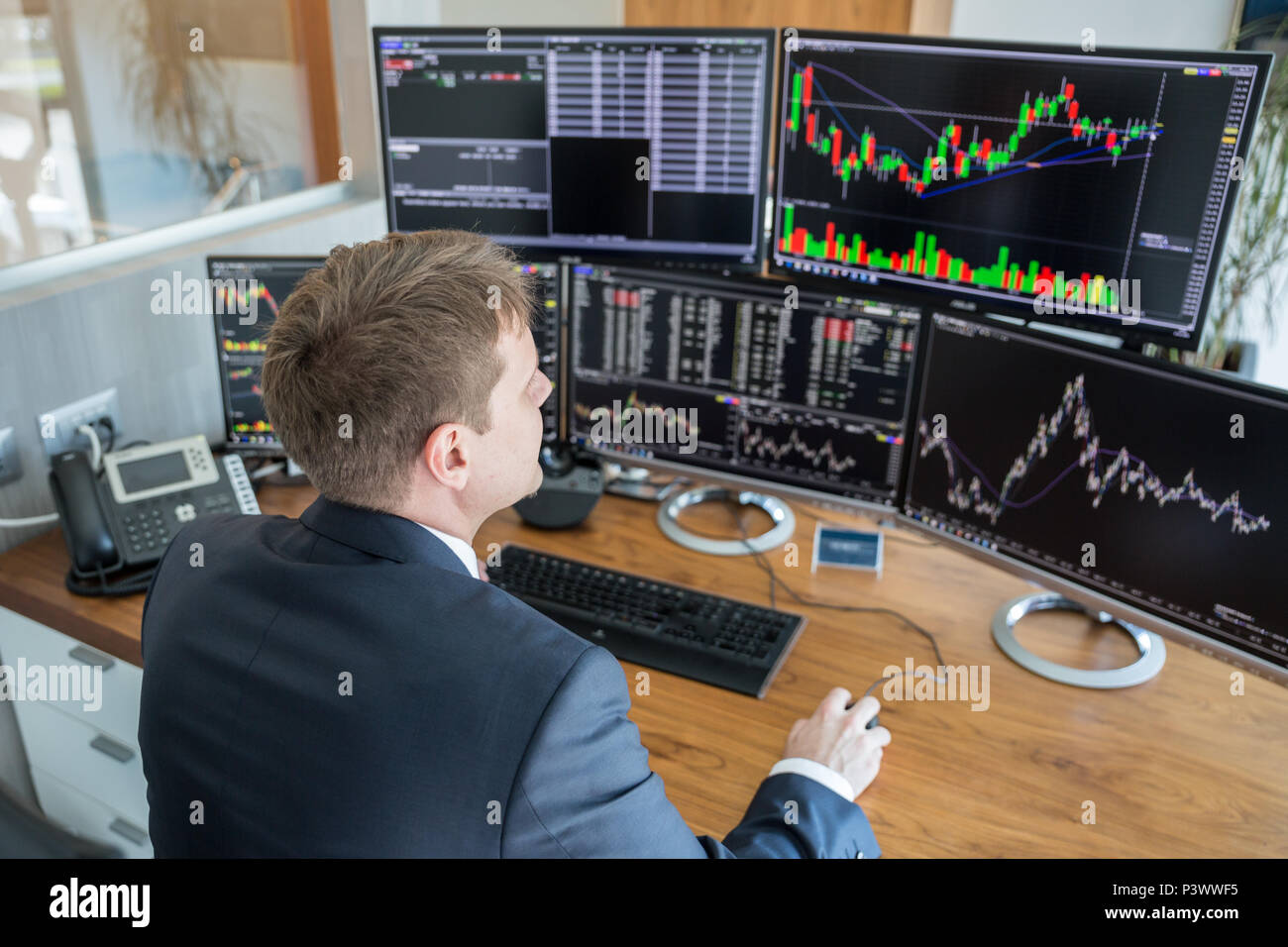 Man working stock exchange screens hi-res stock photography and images - Alamy